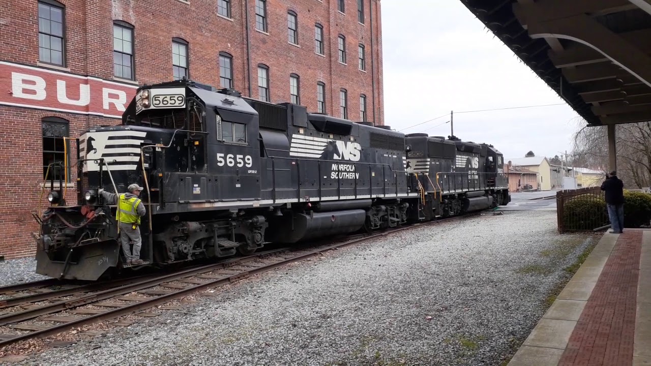 Norfolk Southern H23 @ Downtown Lititz - YouTube