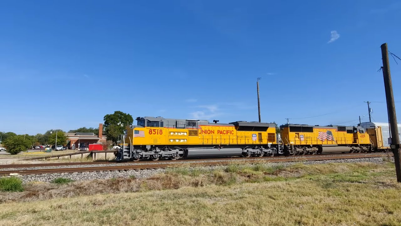 Southbound UP 8518 New Paint Scheme, Autorack Train, "Ennis Sub ...