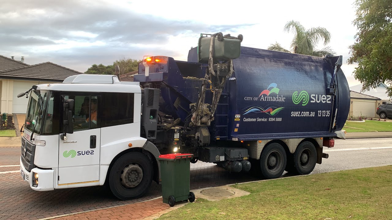 City of Rockingham greens with a Armadale recycle truck SL076 - YouTube