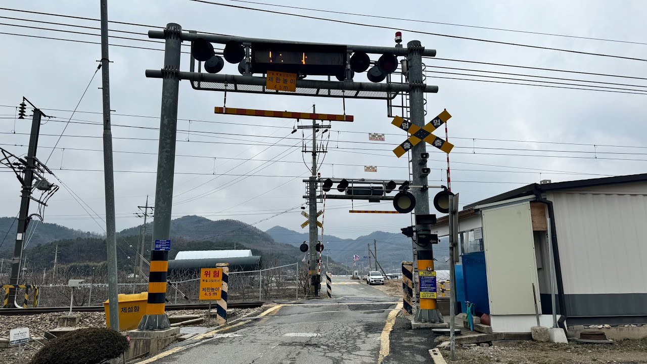 철길건널목 관동건널목 호남선 KTX산천 Korea Railroad Crossing honam line - YouTube