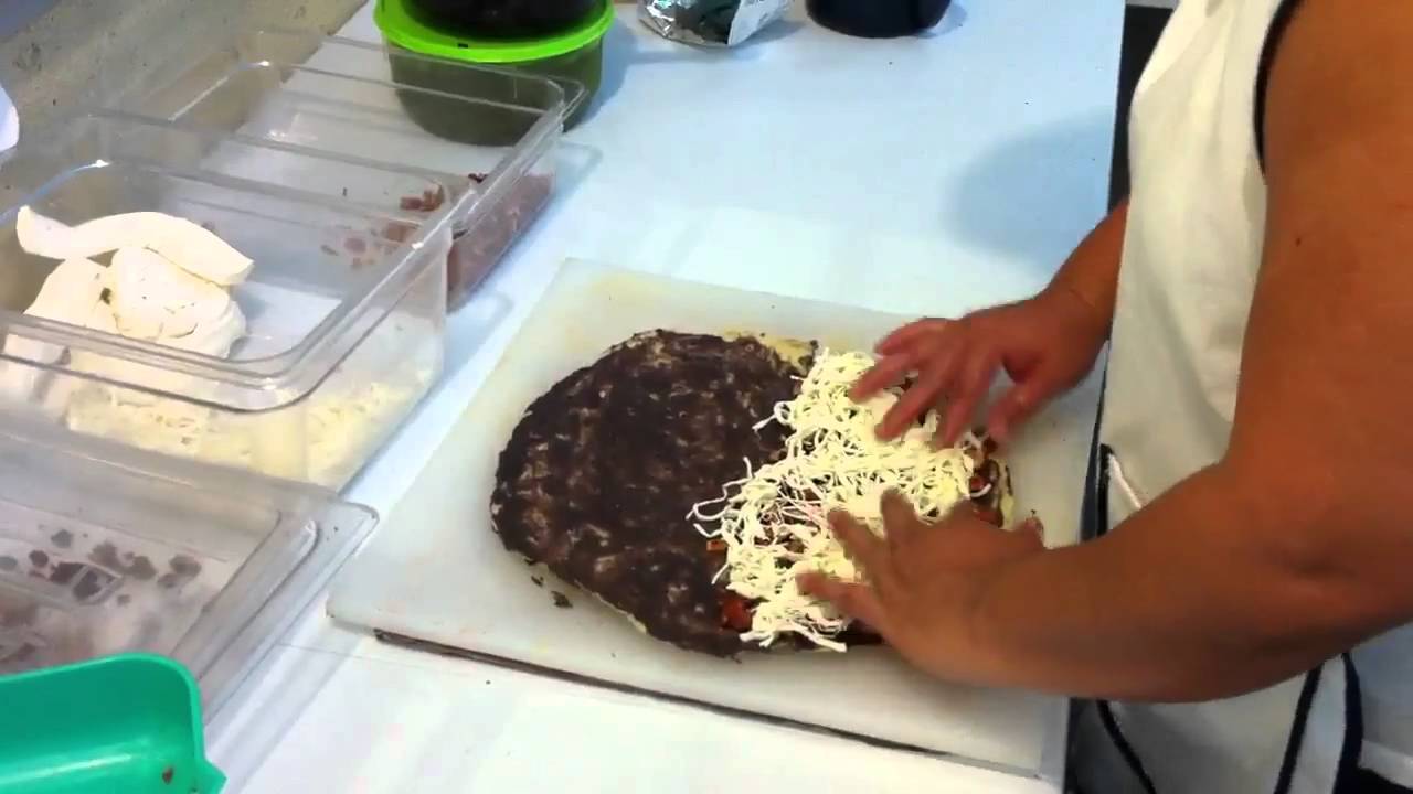 Elaboración de La Tlayuda - YouTube