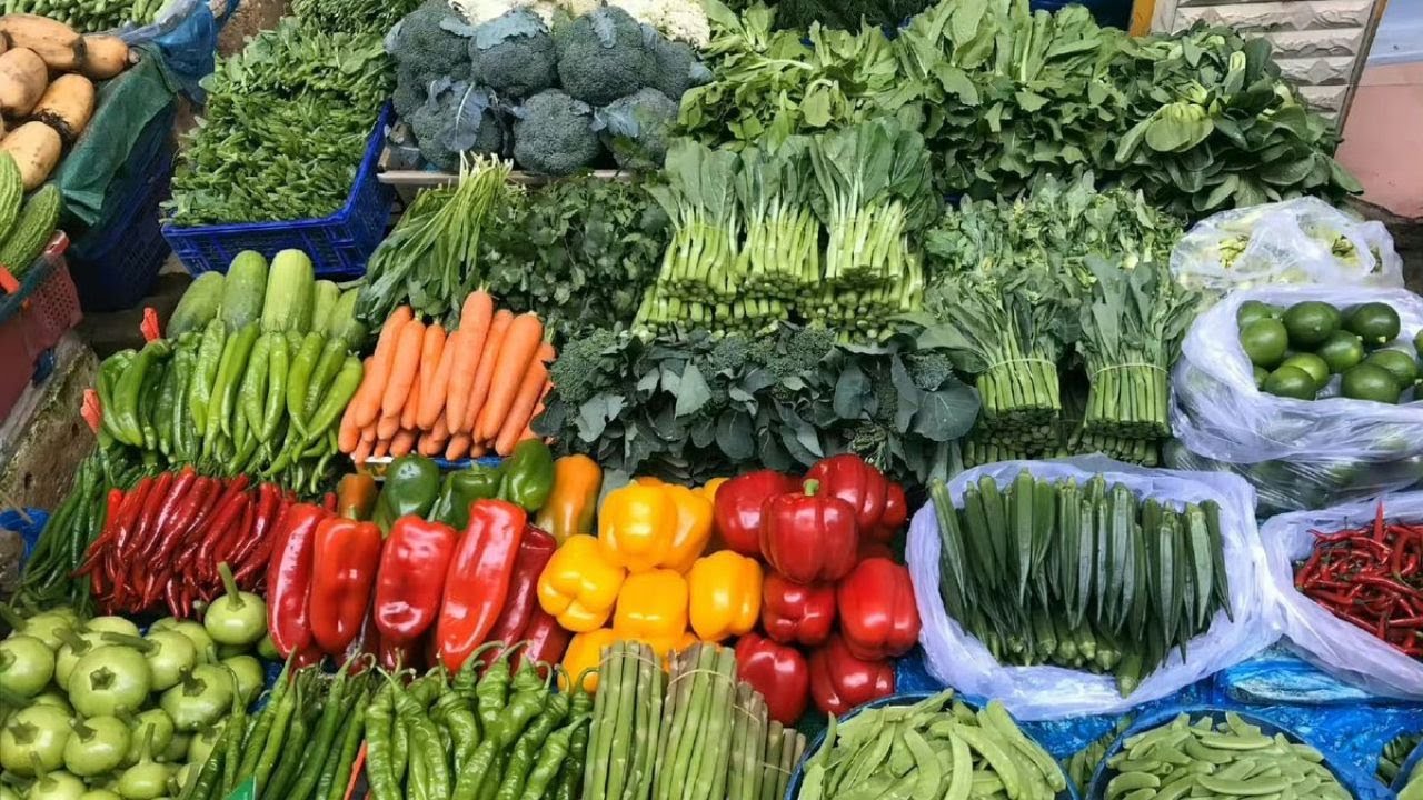 Orussey Market's Evening Transformation: After-Hours Life - YouTube