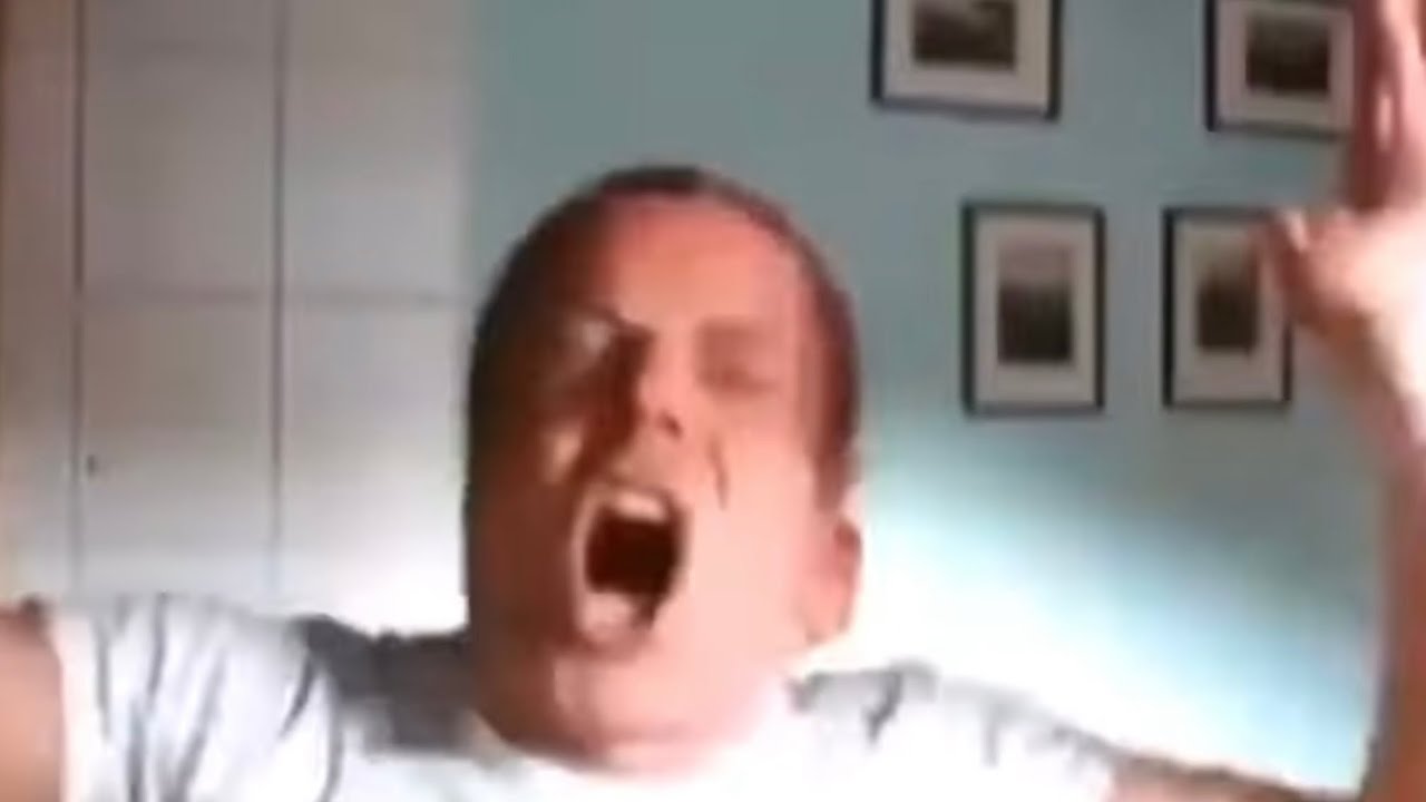 Dario Greggio reagisce all’esplosione del Vesuvio 😳 - YouTube