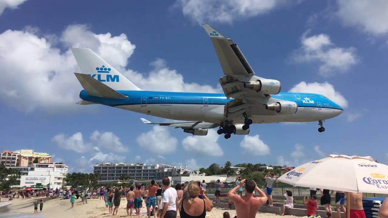 KLM 785 Boeing 747 Landing at St. Maarten in 4K - YouTube