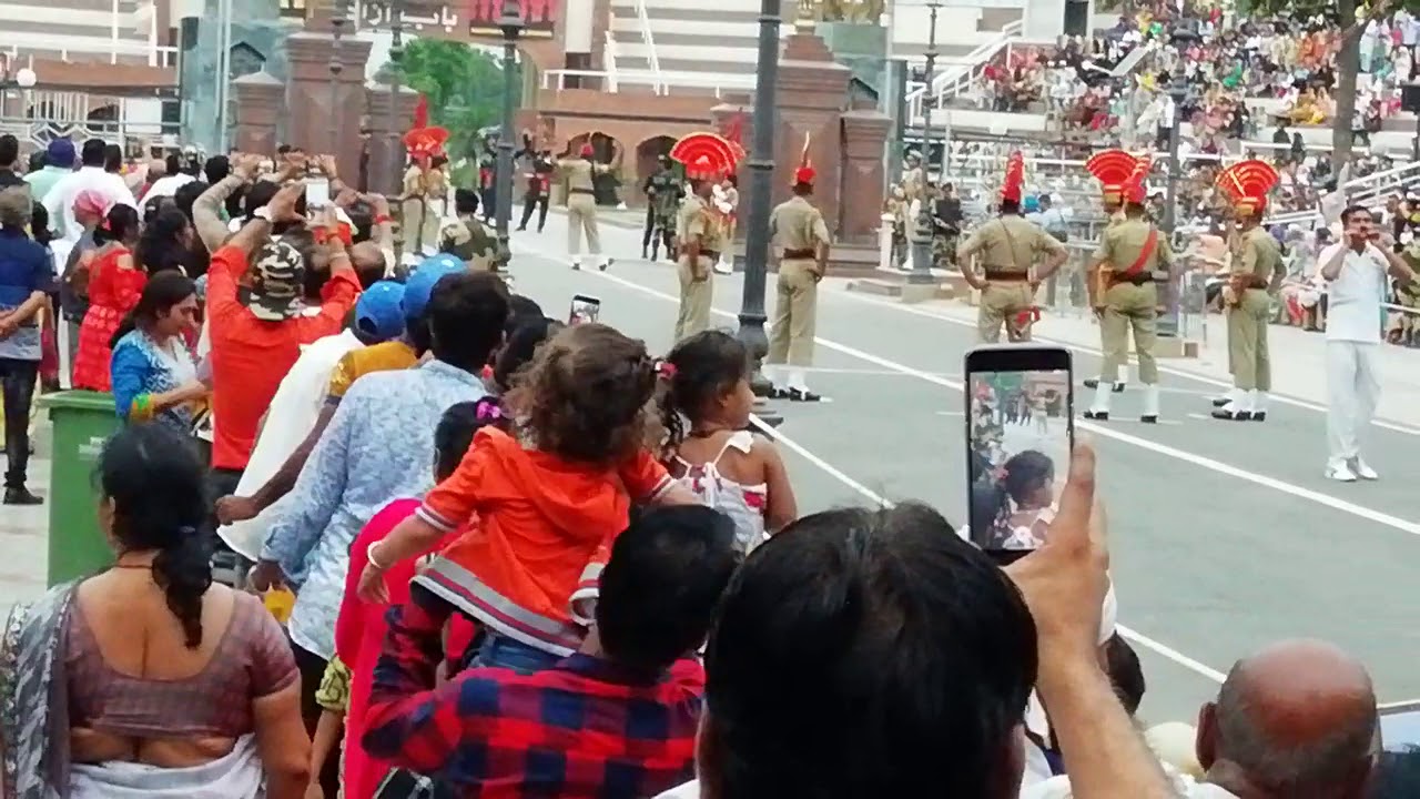 Ind-Pak border Gate video. What happened - YouTube