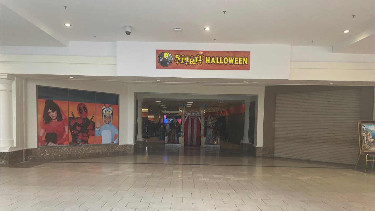 Spirit Halloween Freehold Raceway Mall NJ 2024 - YouTube