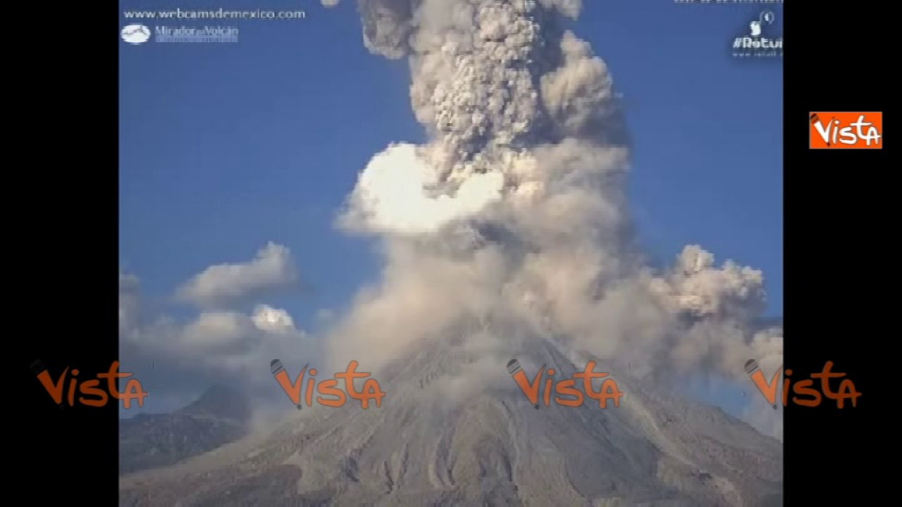 Messico, l'impressionante colonna di fumo dal vulcano Colima - YouTube