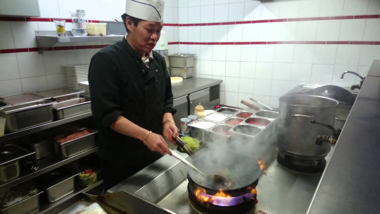 Démonstration de cuisson au wok du restaurant New Vina Wok - YouTube