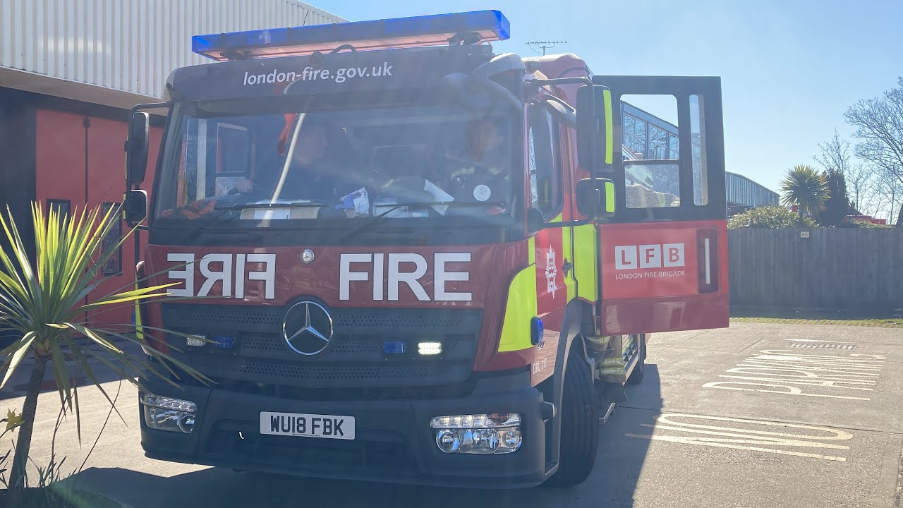 LFB Pumper Ladder making a beautiful entrance back to station whilst ...
