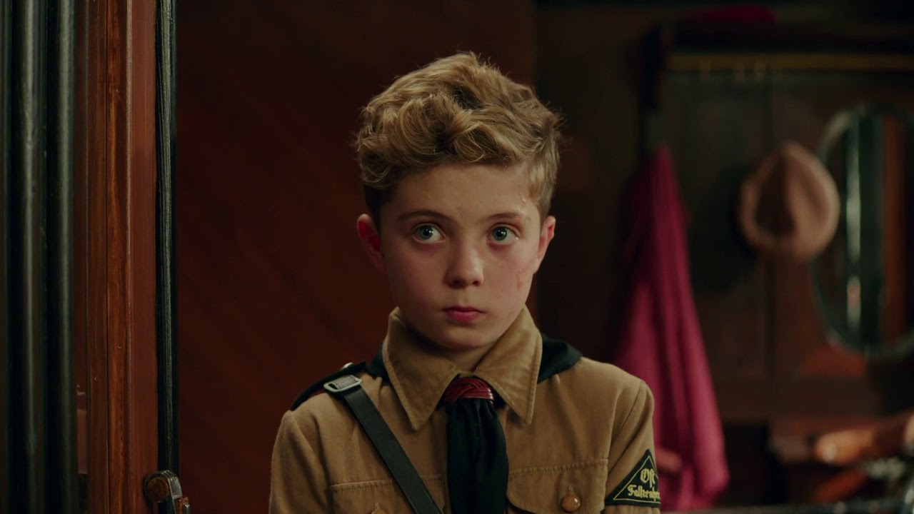 Jojo Rabbit - scena Heil Hitler - YouTube