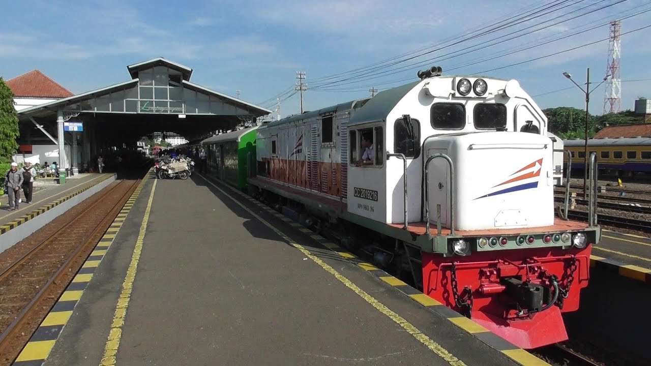 Kereta Api yang Isinya Motor Semua - YouTube