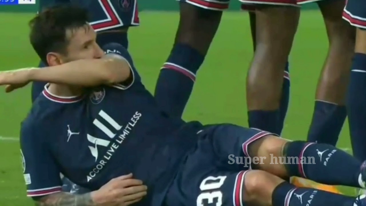 Messi got a job of lying down behind the wall 😄 - YouTube