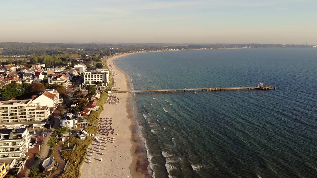 Scharbeutz: Strand, Promenade und Seebrücke als Luftaufnahme - YouTube