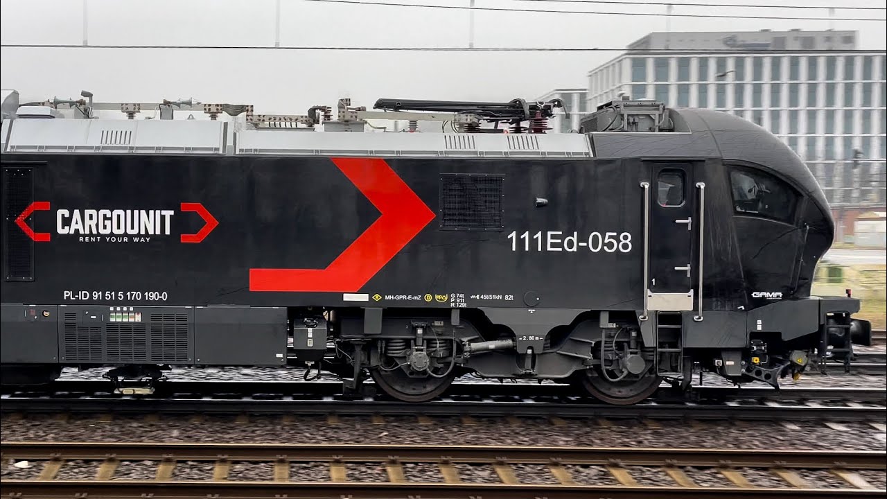 Lokomotywa Pesa GAMA 111Ed-058 CARGOUNIT wjazd na stację kolejową ...