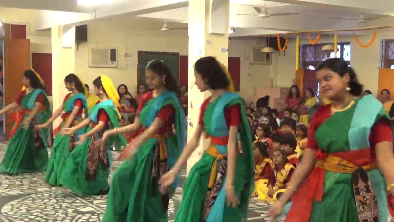 Dolna Day school - children present dakshin haoa on the day of ...
