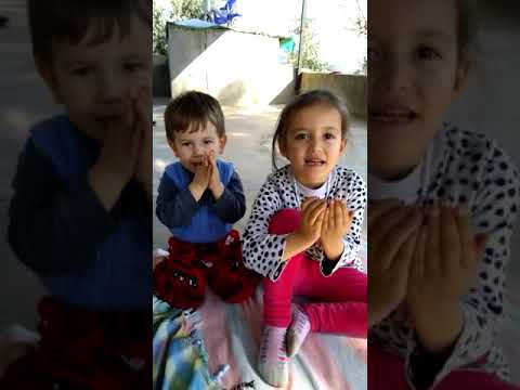 Dua Eden Küçük Kızlar..