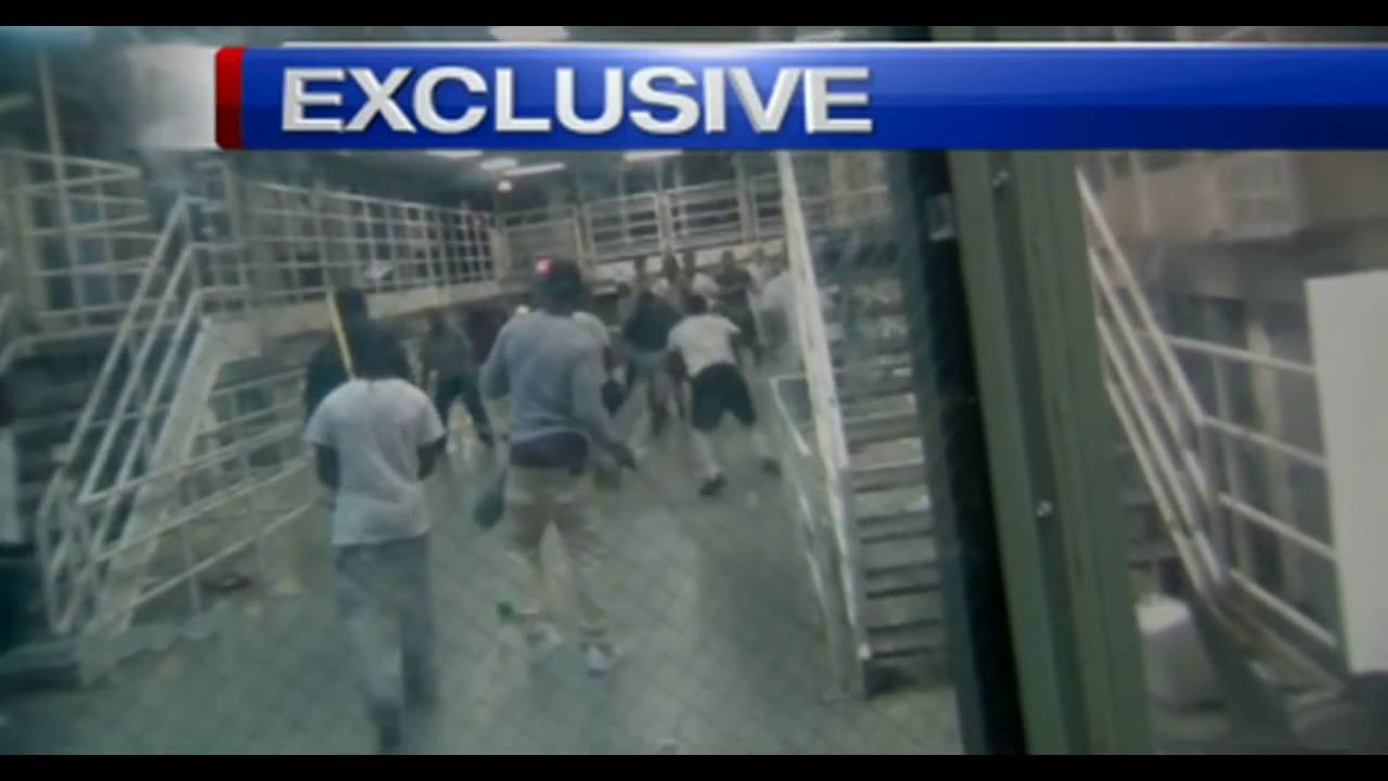 CRAZY RIKERS ISLAND PRISON RIOT - BEST RAW FOOTAGE 2015.mp4 - YouTube