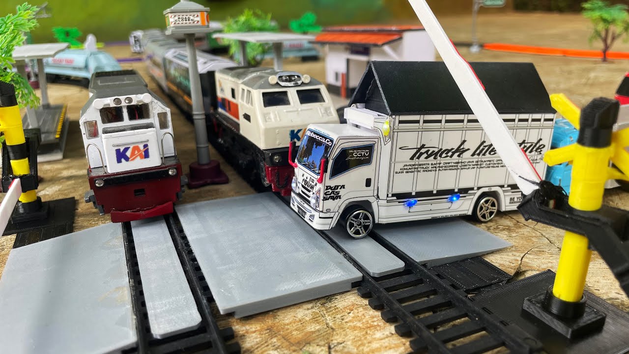 Merakit Mainan Miniatur Kereta Api CC201, CC203 Anjlok Terguling ...