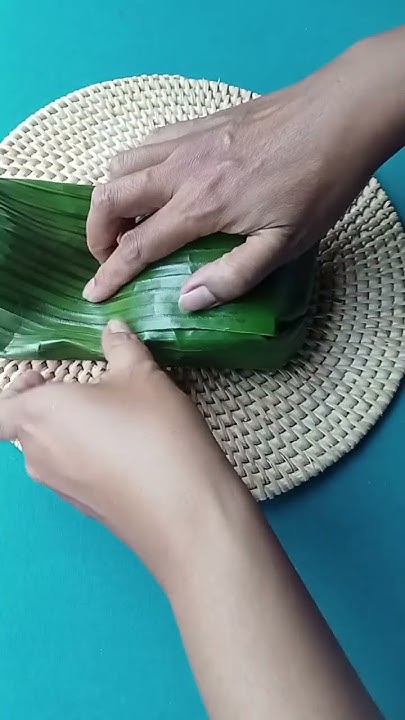 tutuorial melipat nasi bungkus daun pisang - YouTube
