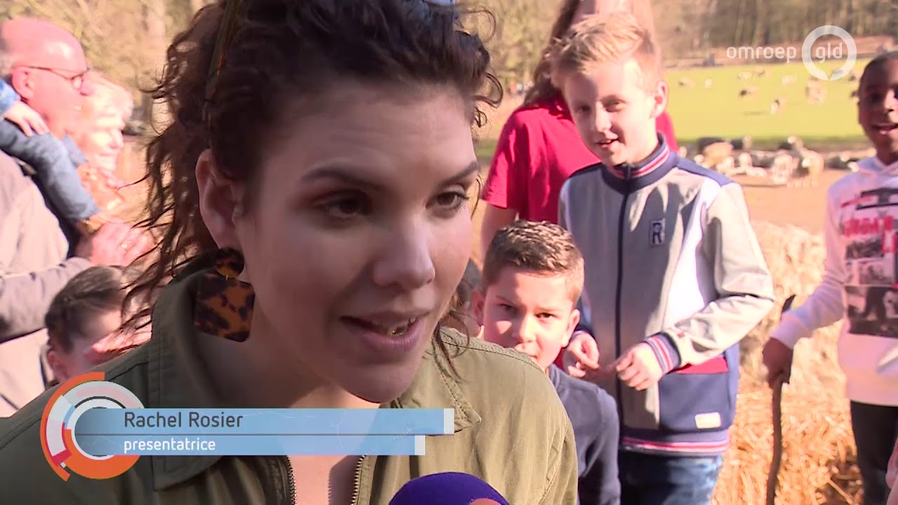 Presentatrice Rachel Rosier adopteert eerste lammetje - YouTube