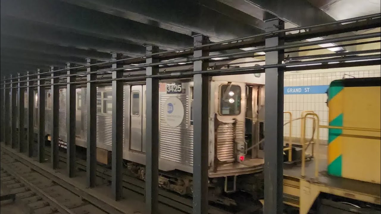 R32 Scrap Train Wrong-railing into Grand Street - YouTube