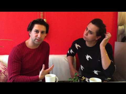 Iki erkek Dansör/Zenne sohbet / Zwei männliche Bauchtänzer im Gespräch türkce/deutsch