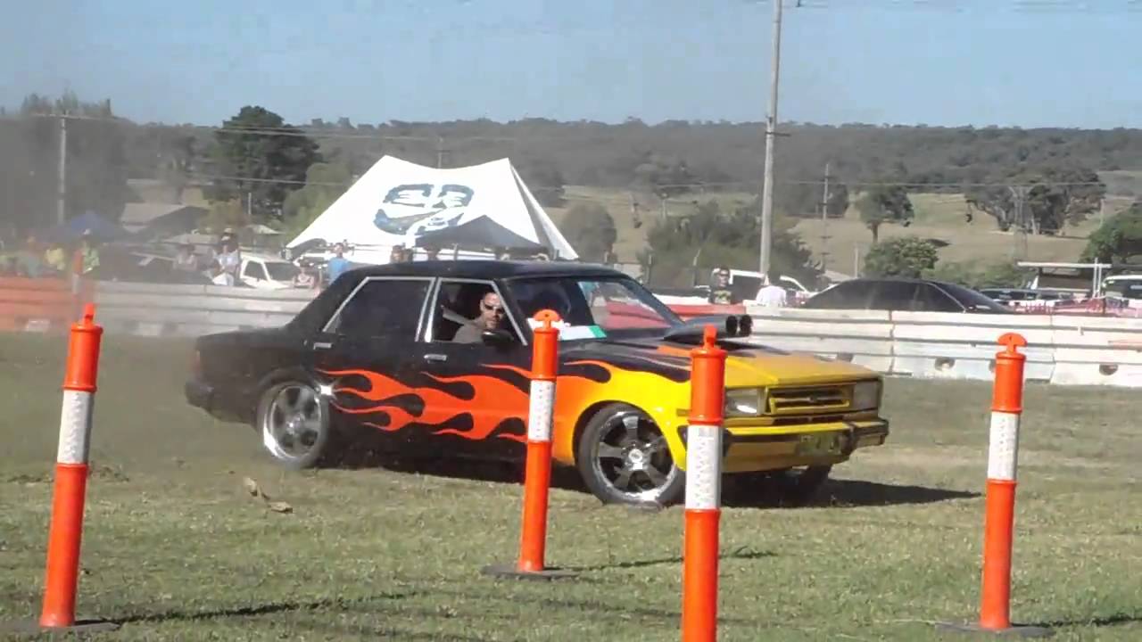 Kandos Street Machine Burnouts 2011 - YouTube
