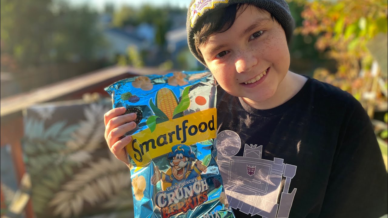 NEW SMARTFOOD Cap’n Crunch’s Crunch Berries Popcorn Mix Taste Test ...