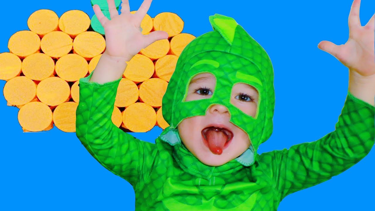 PJ Masks Gekko Plays Halloween Party Games & PJ Masks Catboy SHRINKS ...