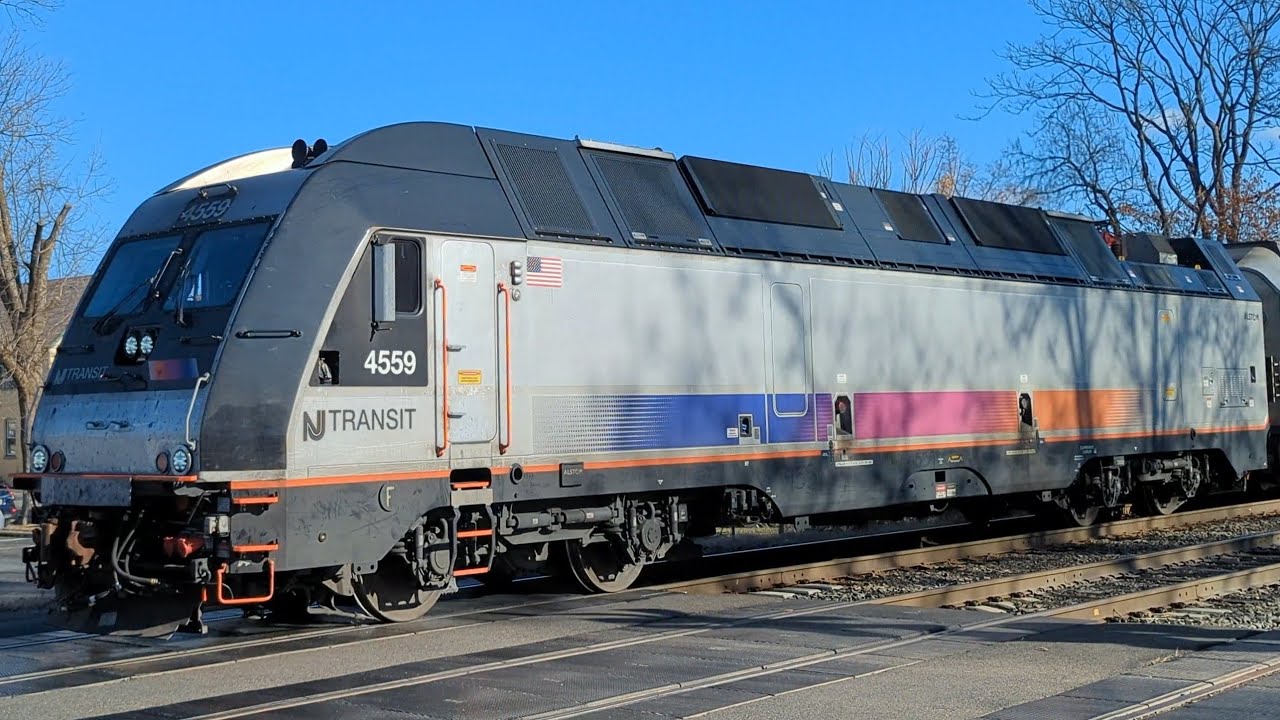Railfanning NJ Transit in Bound Brook at Vosseller Ave Crossing 11-29 ...