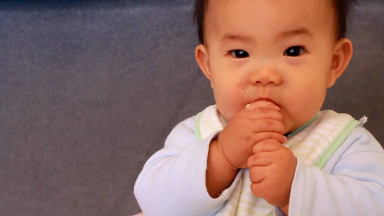 2010 08 01 Nathan eat rusk - YouTube