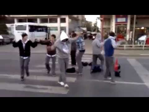 trafik ışıklarında apaçi dansı çok komik :))