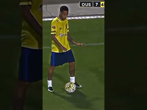 Neymar rakibine diz çöktürüyor