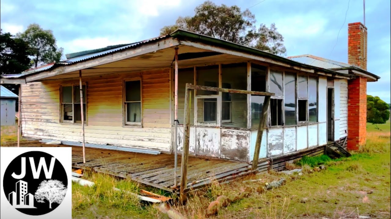 Abandoned House near Wind Turbine site, Golden Plains Wind Farm ...