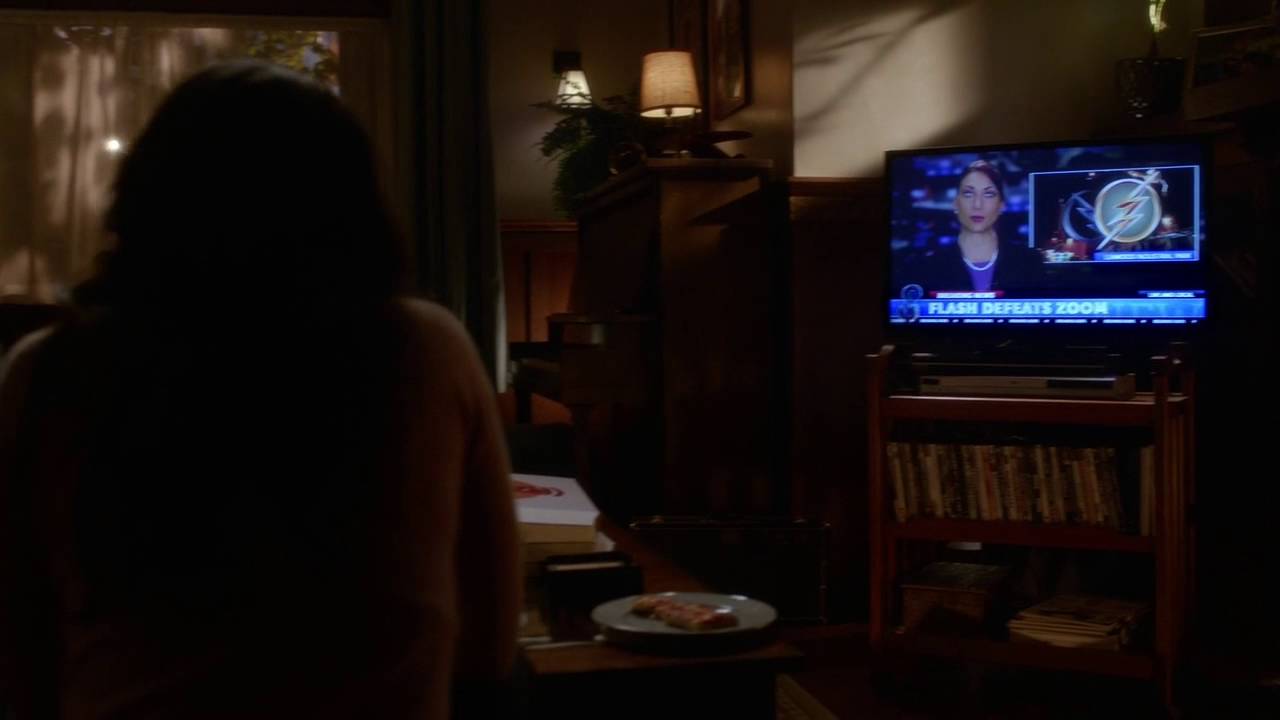 The Flash S2e23 Barry And Iris Kiss Barry Travels Back In Time To Save His Mom Youtube