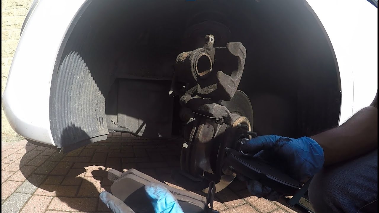 Hyundai i30 Front Brake Pads Replacement - YouTube