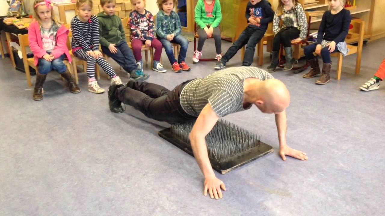 Een spijkerbed in groep 1 en 2a pcbs Stadskwartier Meppel - YouTube