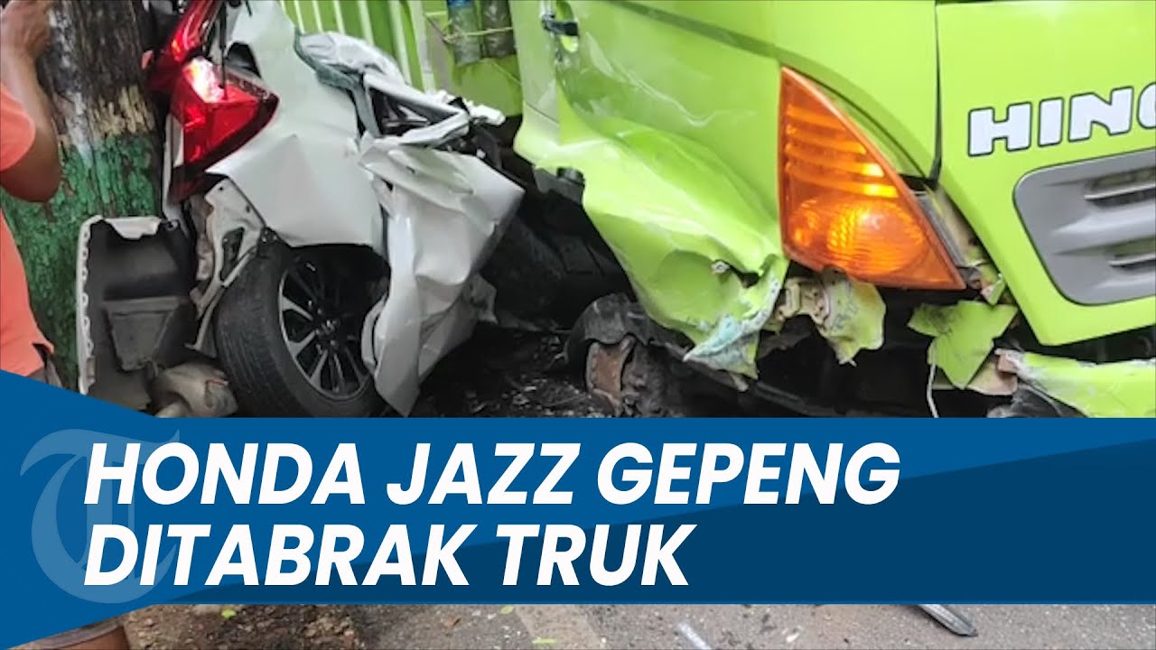 KECELAKAAN MAUT Xpander Ringsek & Honda Jazz Gepeng Parah Ditabrak Truk ...