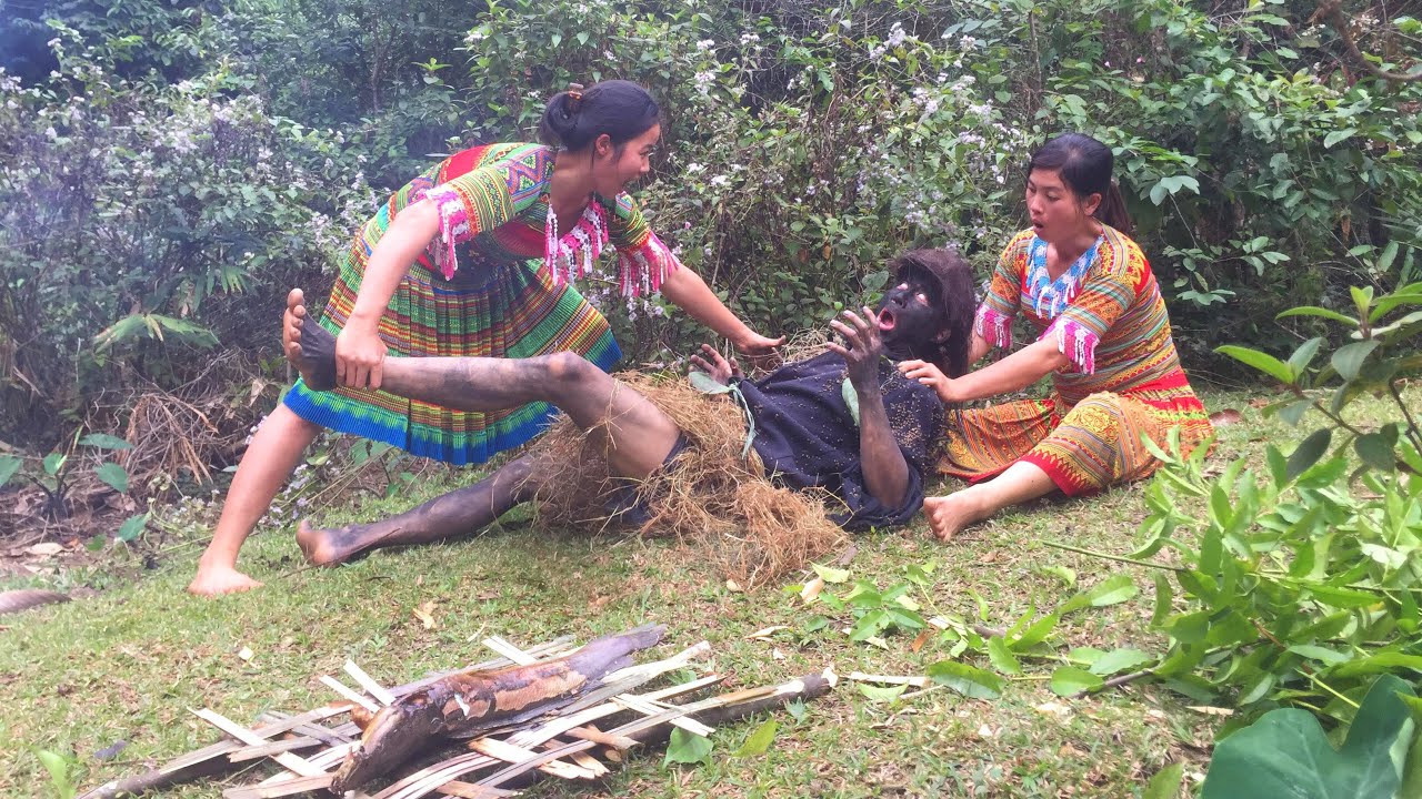 Primitive Life - Two Primitive Girl Catch Fish And Cooking Fish Meet ...