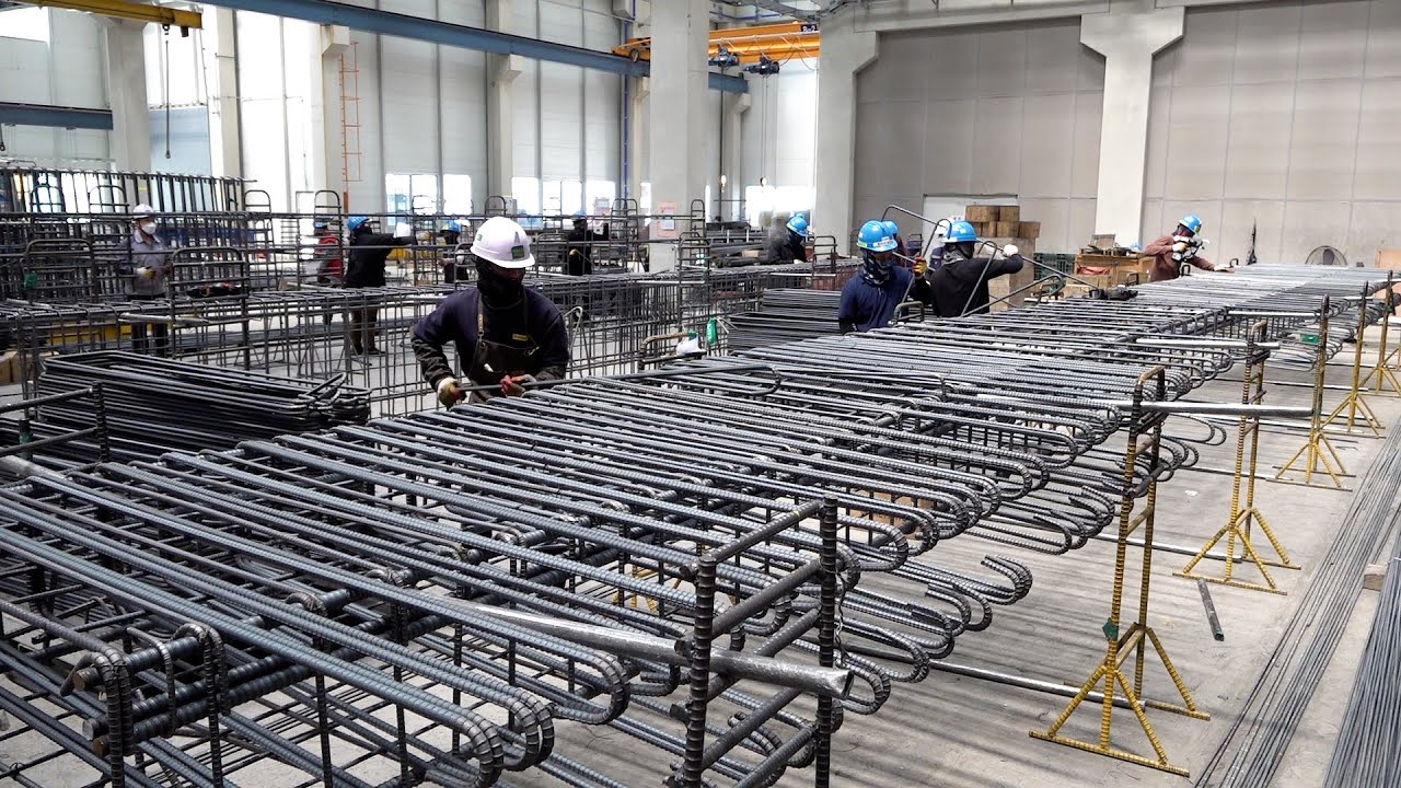 Process of making connecting columns to columns 'huge girder'. Korean ...