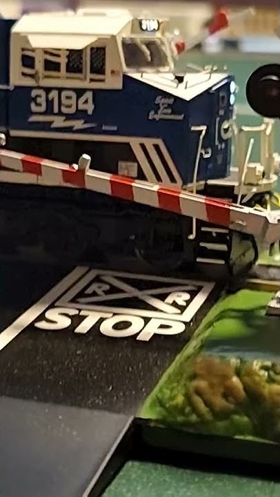 HO scale CSX 3194 idling - YouTube