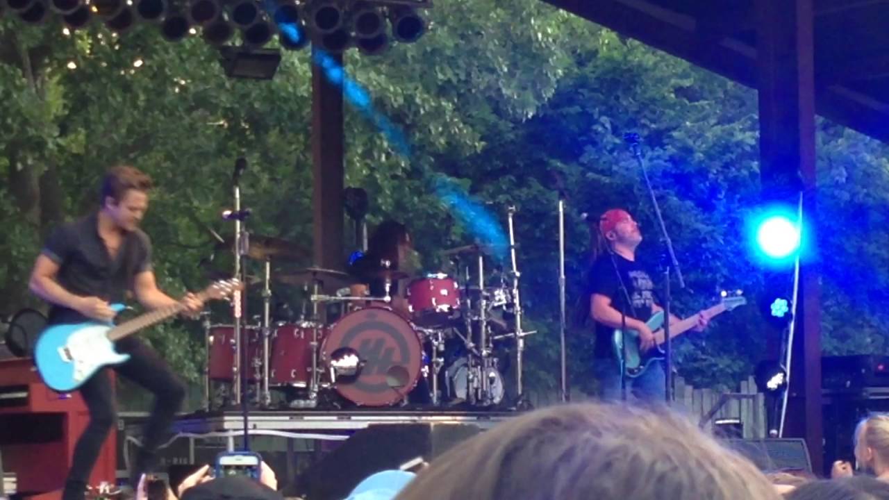 Hunter Hayes' guitar solo in OKC at Frontier City - YouTube
