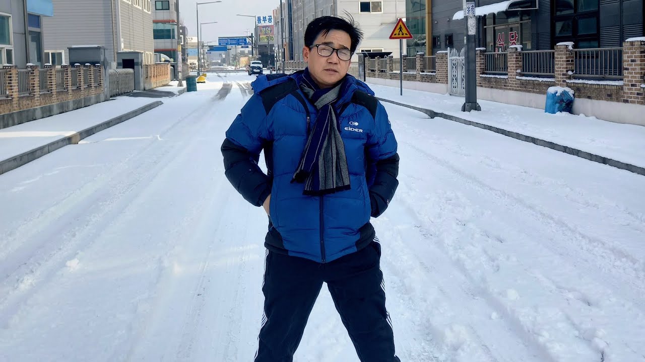 Suddenly snow falls....badly !! Too cold guys !! - YouTube