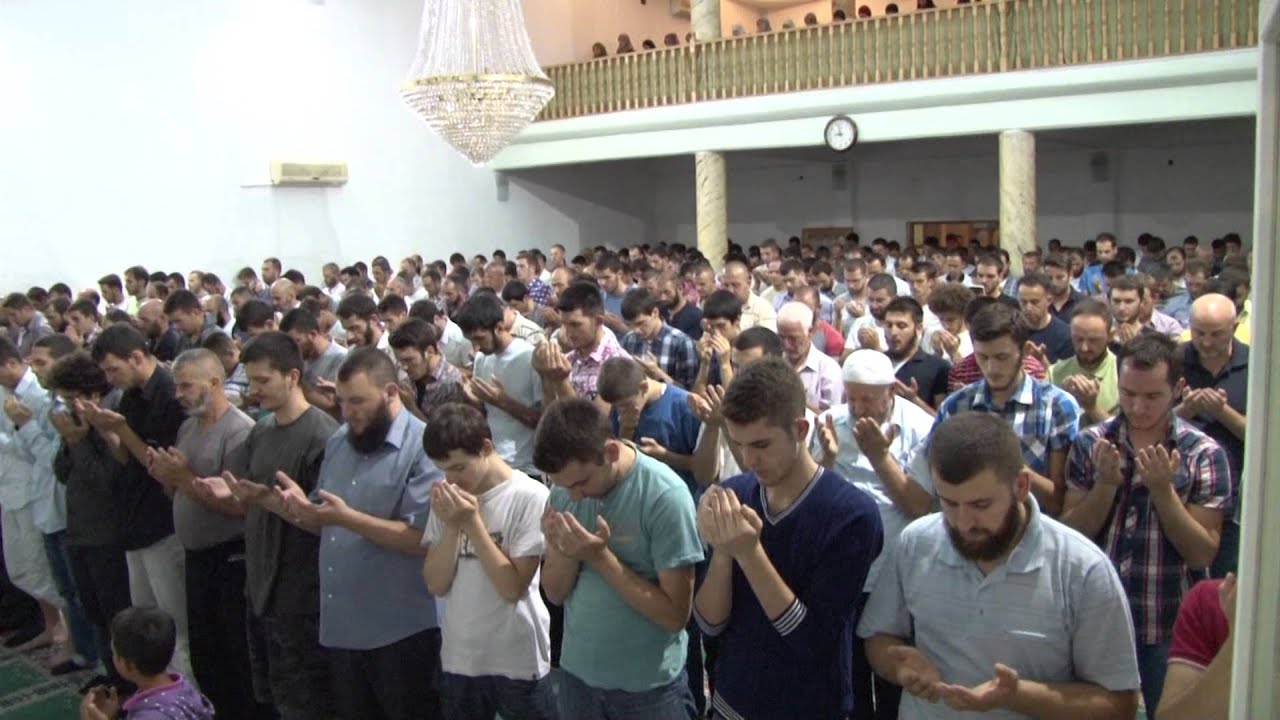 Duaja e Hatmes Xhamia Hasan Beg Prishtine 17 08 2012 - YouTube