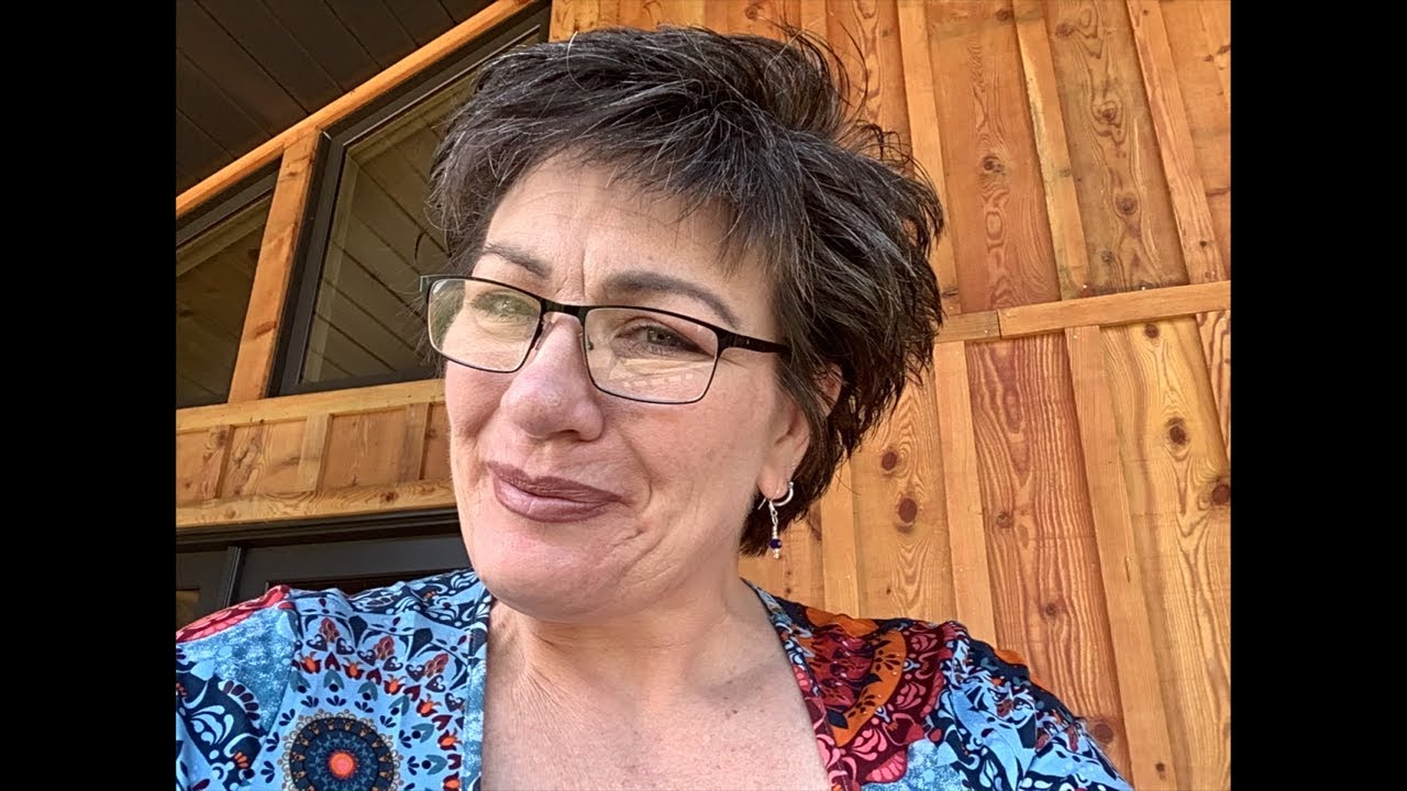 Calamity Girl sits down for a chat with Queen Widow - YouTube