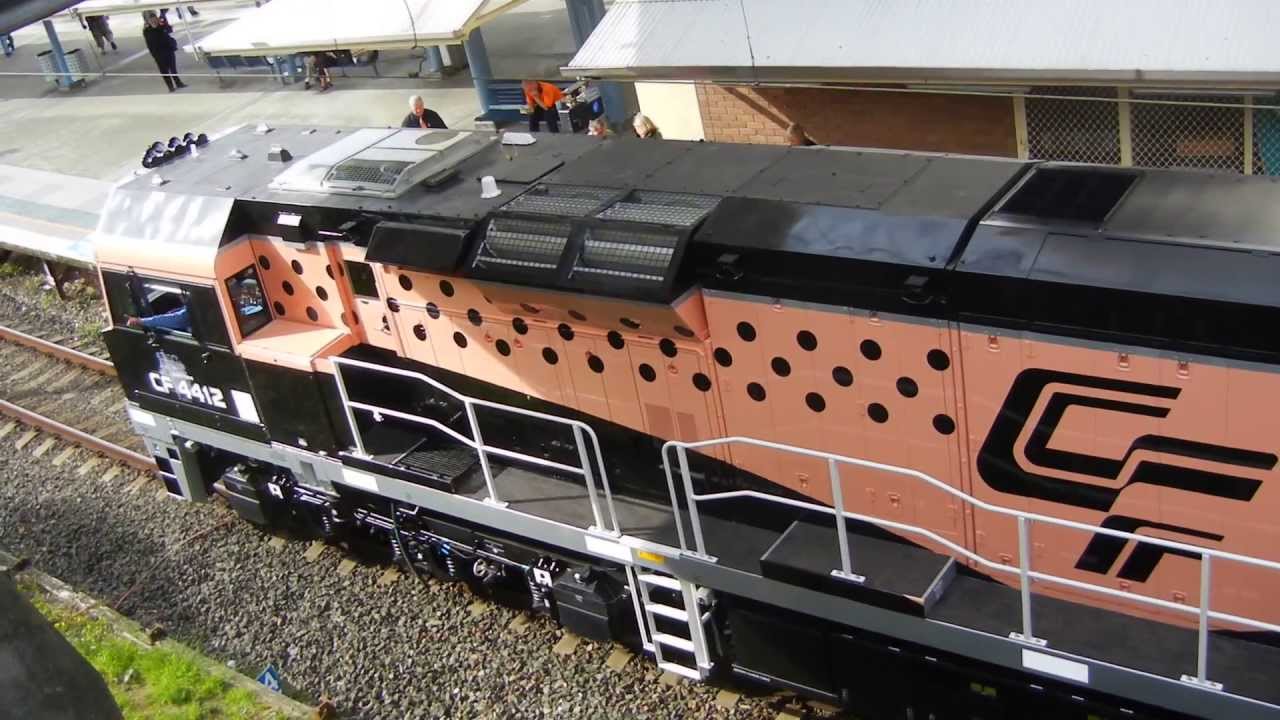 CF4412 Black Caviar with CF4411 on promo train at Gosford - YouTube