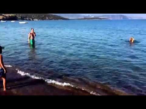 Kinder spielen am Strand.