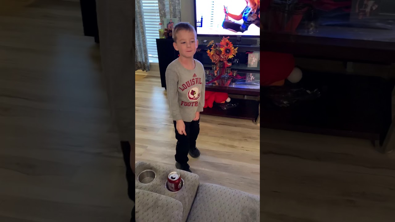 Elf on the shelf can teleport - YouTube