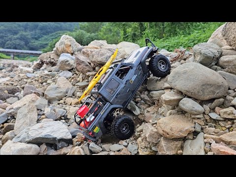 How Far Can the Axial SCX10 Gladiator Go? Epic Rock Crawling & Winch ...