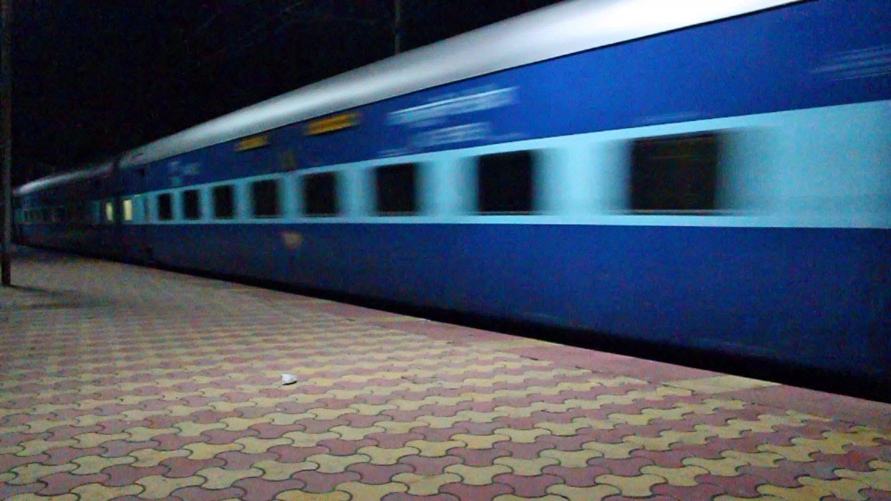Gandhidham Express roars through Kanhe with a Hubli EMD at its helm ...